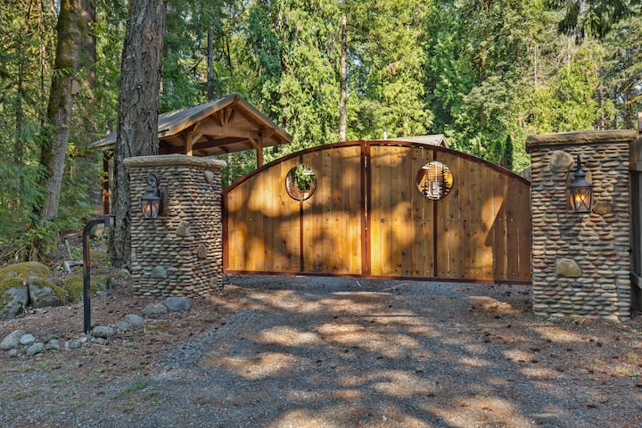 Bigfoots Cabin On Mount Hood - Oregon