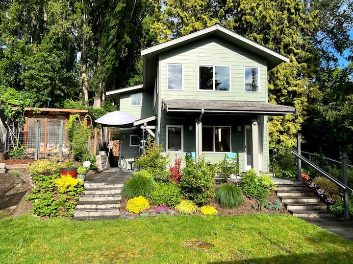 Private Cottage With Soaring Vaulted Ceiling - Seattle, WA