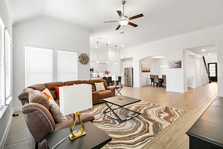 Upscale 5br Katy Home | Sleeps 10 W/ Space & Style - Katy