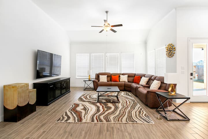Cozy 4br Katy Getaway | Sleeps 7| Near Attractions - Katy, TX