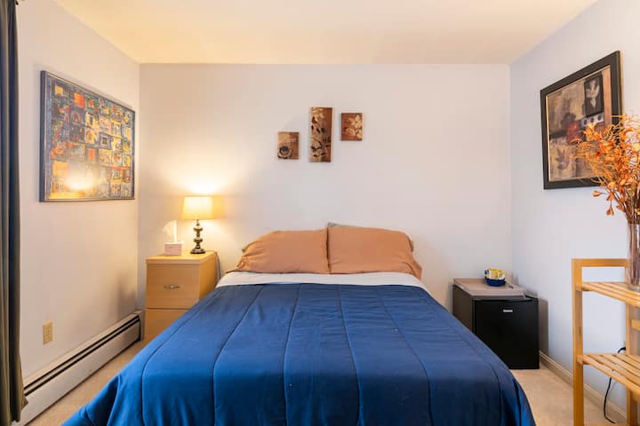 Cozy And Spacious Bedroom - Warwick, RI