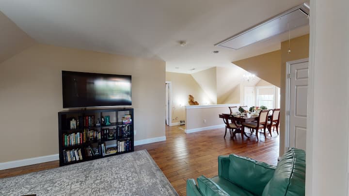 Beautiful City Flat With Park View, Apt. B - Lake Craig, SC