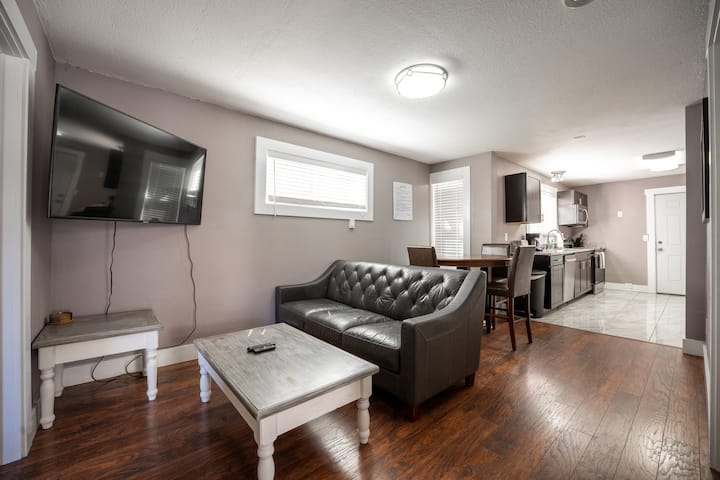 Lovely Downtown Tacoma Home Unit B - Ruston, WA