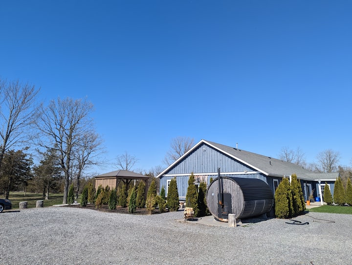 Sauna + Fireplaces + Stylish 8 Bdrm.  Dog Friendly - Prince Edward