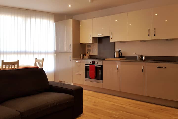 Town Centre Flat - 2bed + 2bath - Free Parking - Reading