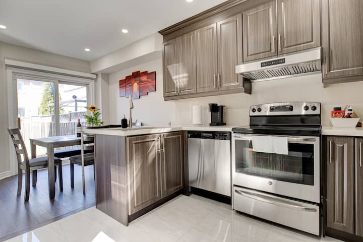 4 Beds~renovated ~Mississauga~heartland - Mississauga