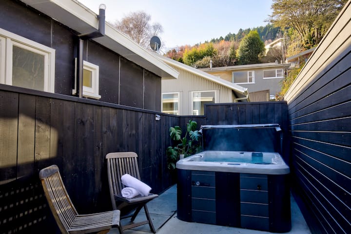 Walk To Town. Hot Tub - Huge Lake Views- King Beds - Queenstown, New Zealand