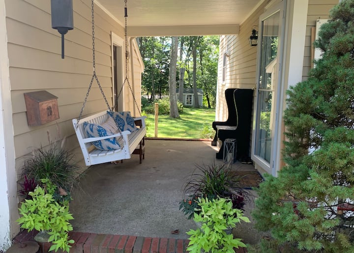 Mermaids' Hideaway: Cozy 3br Home On Wooded Lot - Beverly