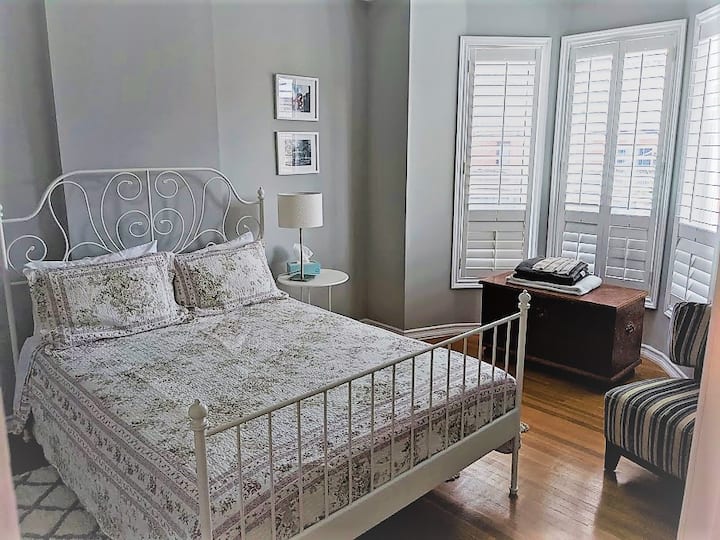 Queen West Victorian Home (Upper Space) - 토론토