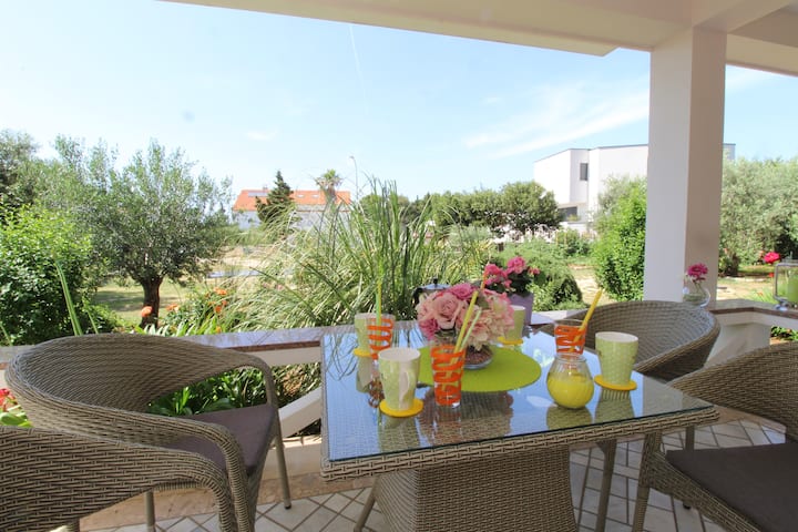 Two-bedroom Apartment Near Beach, Fruit Garden A2 - Novalja