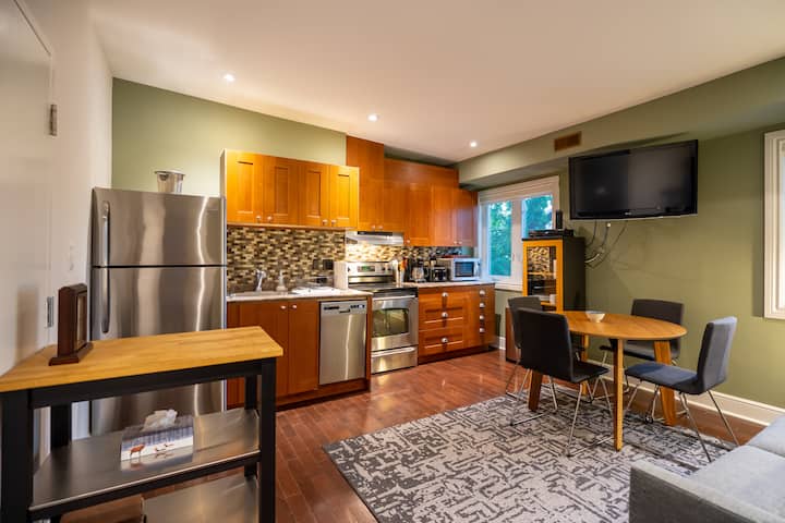 Stylish 2br Suite • Popular Leslieville • Parking - Toronto, ON
