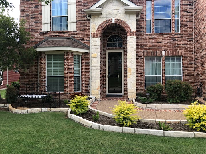 "Star" Quality Home With Benefits For All - The Colony, TX