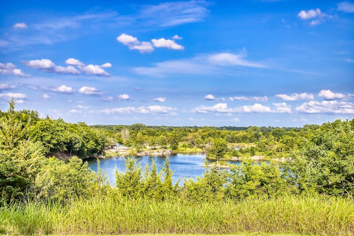 Bluff-top Private Cabin - Shell Lake, Sand Springs
