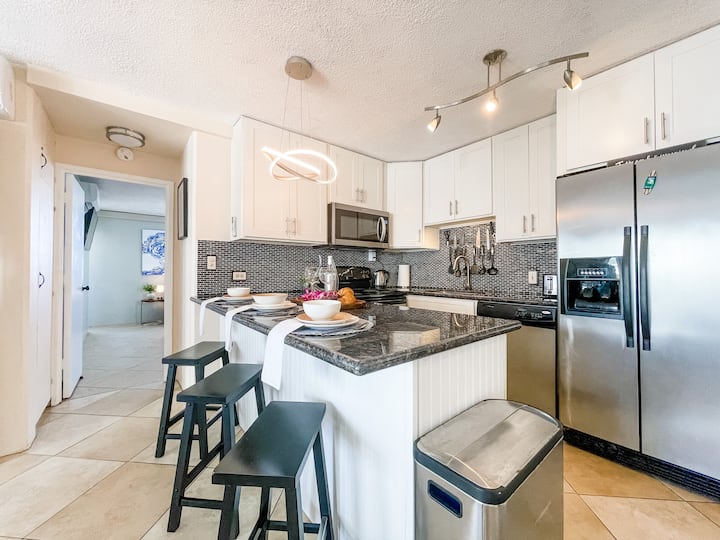 Bright & Breezy Condo At Beach W/ Free Parking!! - Honolulu, HI