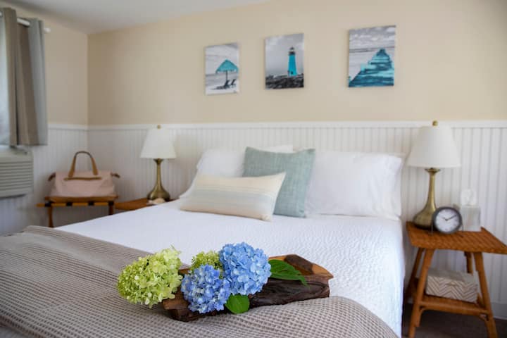 Standard Queen Room At The Sesuit Harbor House - Brewster, MA