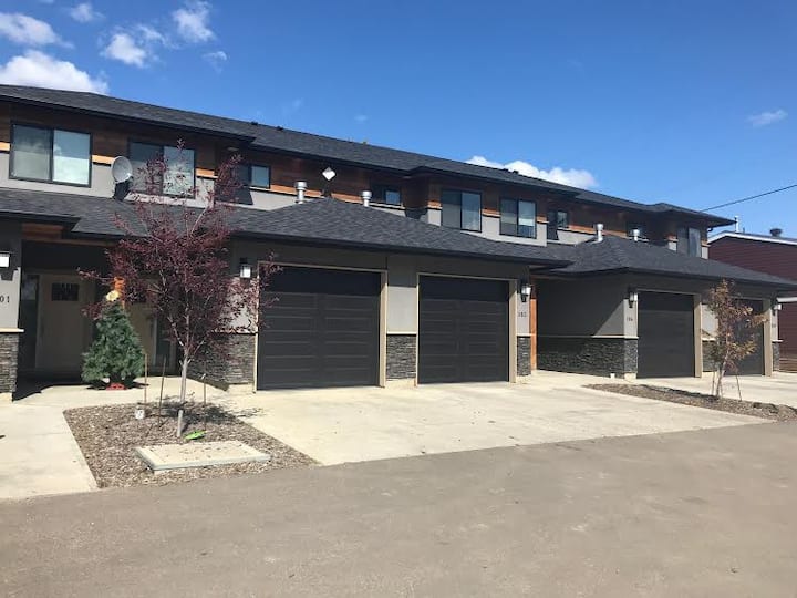 Spacious Modern Townhome In Central Dawson Creek - Dawson Creek
