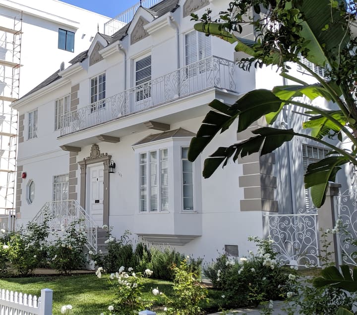 A Miracle Mile French Chateau Apt, One-bedroom - Los Angeles, CA