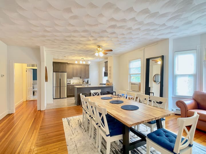 Spacious Townhouse Near Beaches And Downtown - Newport, RI