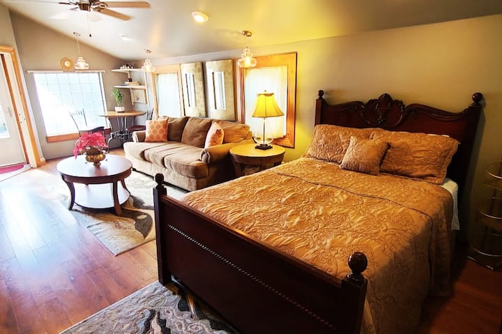 Sanctuary Studio : Unique & Private W/ Fenced Yard - ラフェイエット, LA