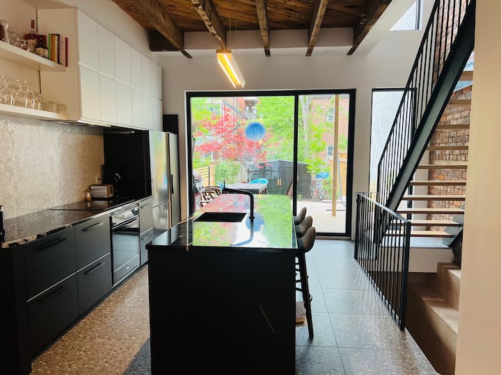 Maison De Ville Chaleureuse Avec Terrasse - Montréal, QC