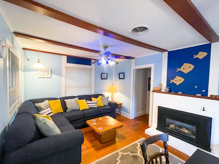 Classic & Comfy Dwtn Cottage, 1 Block To The Beach, Screened Porch, Grill - Dewey Beach, DE