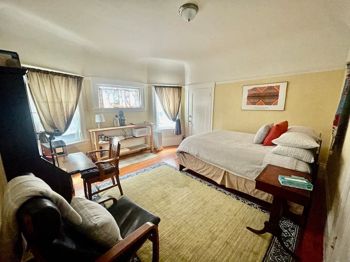 Spacious Room W Private Bath Near Macarthur Bart. - Oakland, CA