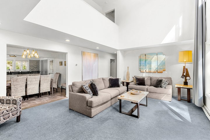 Newly Remodeled Home, Walking Distance To Beach - Sag Harbor, NY
