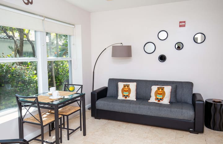 Cozy Chic Retreat In South Of Fifth - Miami Beach, FL