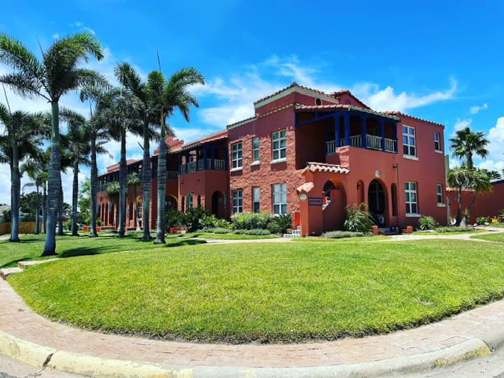 Upstairs 2br W/ Balcony Hammock | Sleeps 4 - Port Isabel, TX