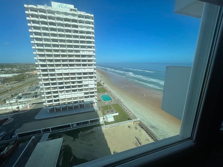 Fabulous Daytona Beach Ocean Front Condo ! - Daytona Beach, FL