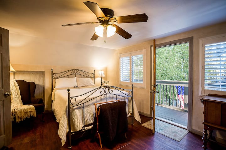 Just Overnight Cottage- - Pine Mountain Club, CA