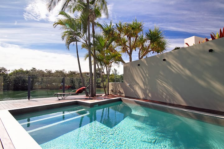 Canalfront Retreat: Private Jetty & Pool - Noosa Heads