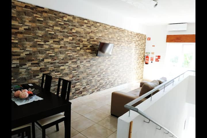 Light-flooded + Renovated Floor With Small Balcony - ファロ