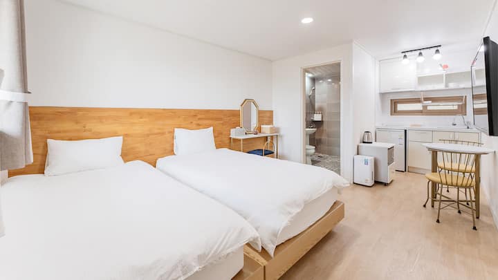 [ Merry.j 펜션 ] 신관 102호 트윈 룸 - Jeju-si