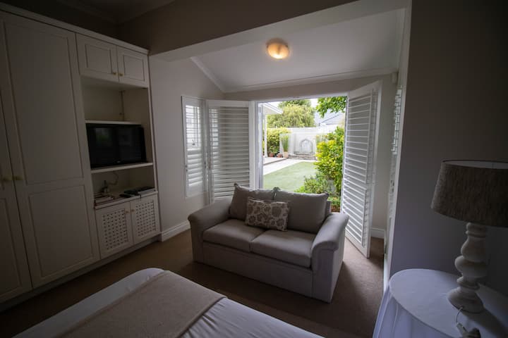 Self-catering Garden Flatlet Claremont 2 Bedroom - Cape Town