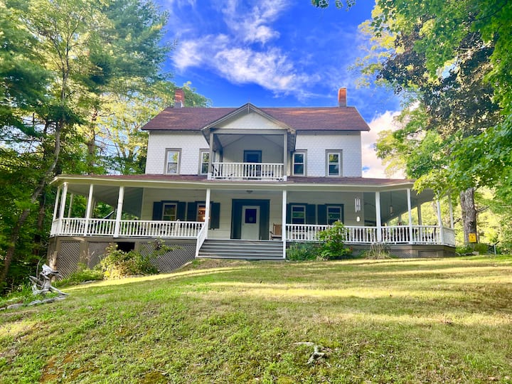 Huge Cozy Farmhouse - New Paltz, NY