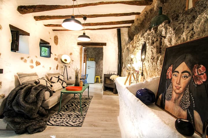 Xuq Group: Cave Suite Tha - Alcalá del Júcar