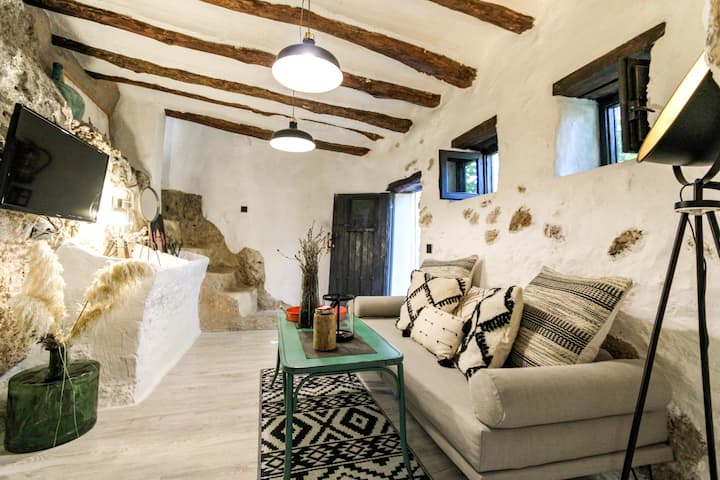 Xuq Group: Cave Suite Tha - Alcalá del Júcar