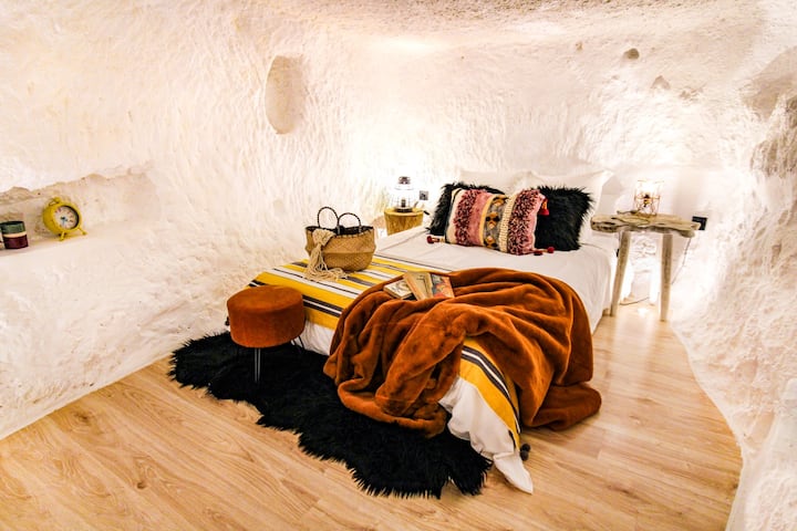 Xuq Group: Cave Villa Hohle - Alcalá del Júcar