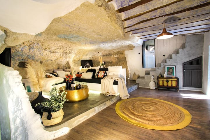 Xuq Group: Cave Villa Grotta - Alcalá del Júcar