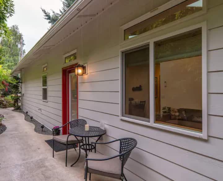 Pure Privacy For 2 In Multnomah Village - Lake Oswego, OR