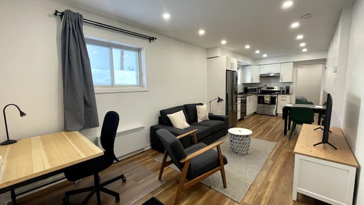 Urban Oasis - Modern, Functional, Near Metro - Laval, Canada