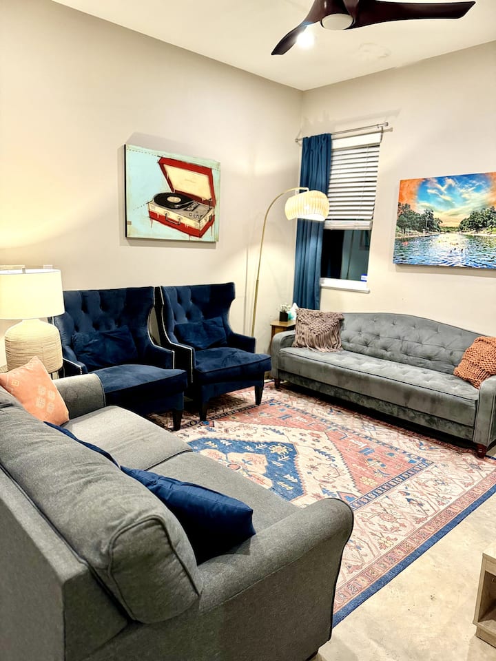 Hot Tub! Private, Enclosed Parking, Walkable - Austin