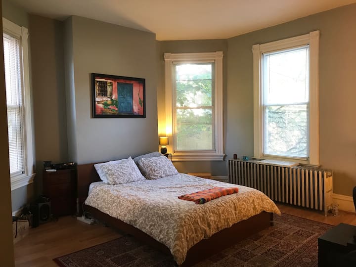 Full Apartment W/ 2 Huge Bedrooms - Pittsburgh, PA