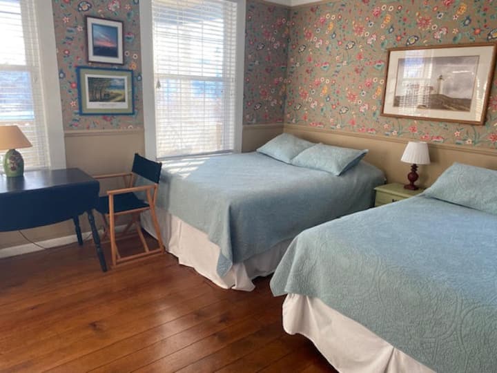 Enjoy A View Of Betsie Bay From Your Studio Suite A Block From Lake Michigan - Frankfort