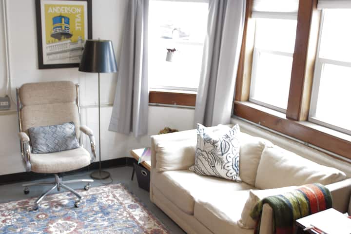 Cozy And Private Andersonville Retro Studio - Chicago, IL