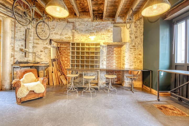 Ancien Bar Rénové En Superbe Maison D'habitation - Nantes