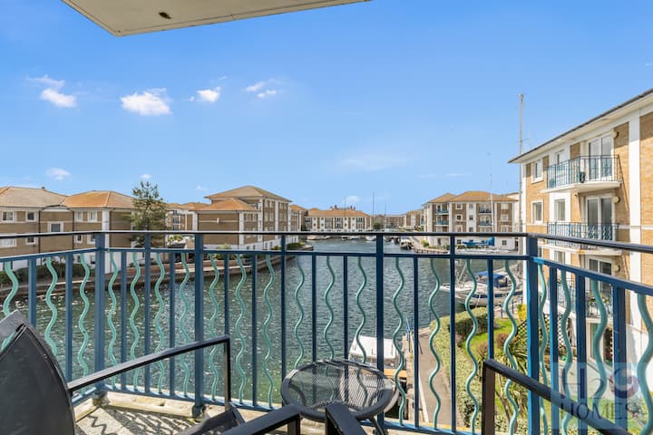 Fabulous 2-bed Apt,  Private Balcony & Parking - 布賴頓碼頭