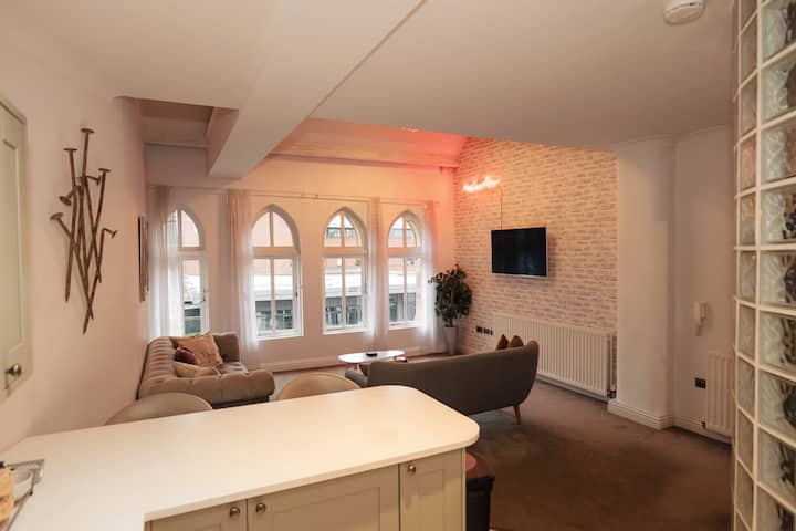 Stylish Loft Apartment In Prime Location - Leeds