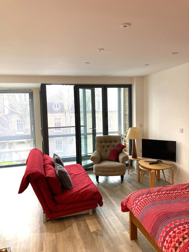 New Spacious Bermondsey Studio - London